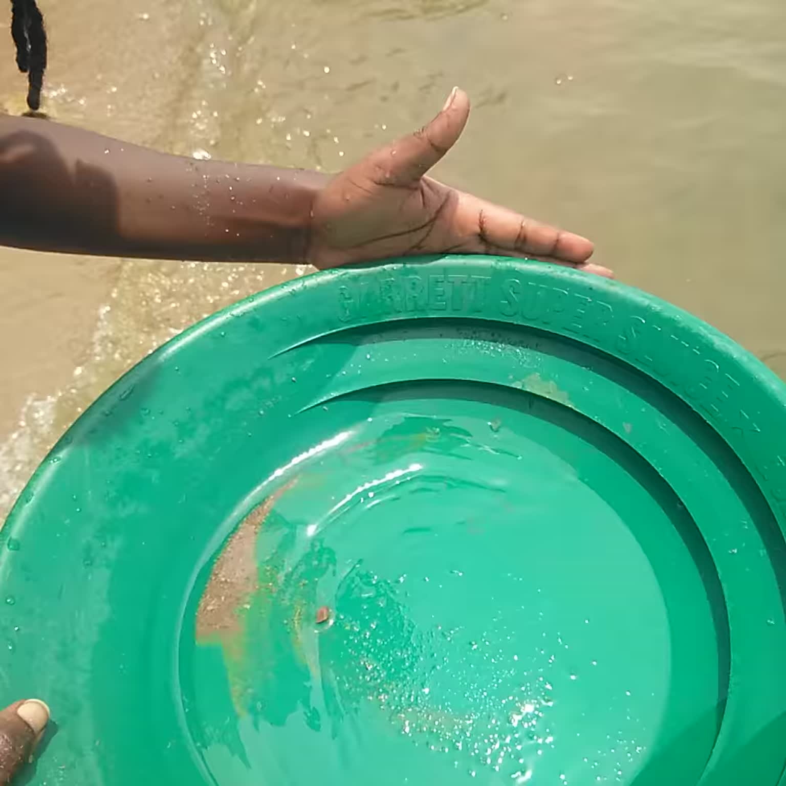 Gold concentration method by tapping during gold panning